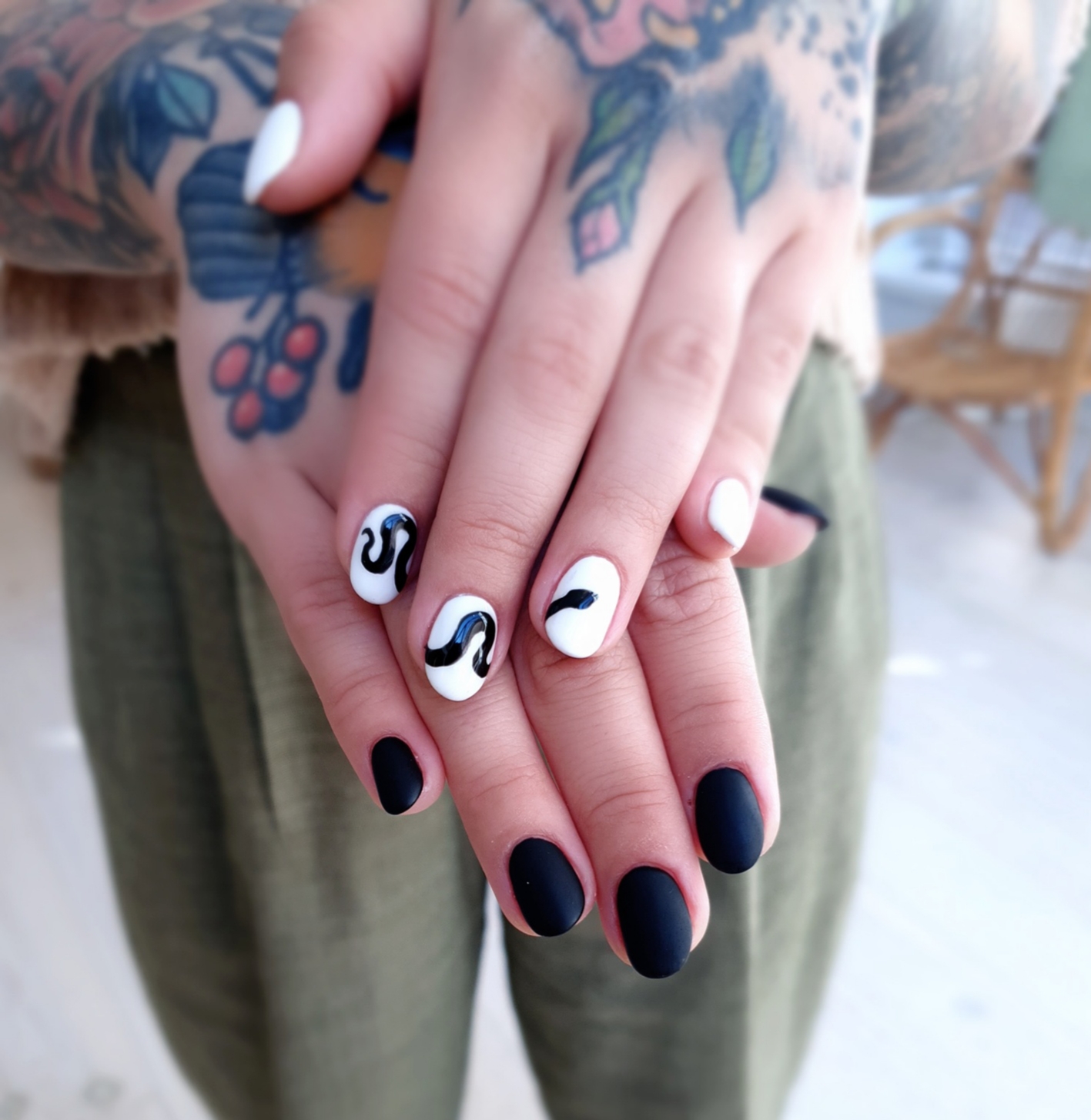 Snake nails design