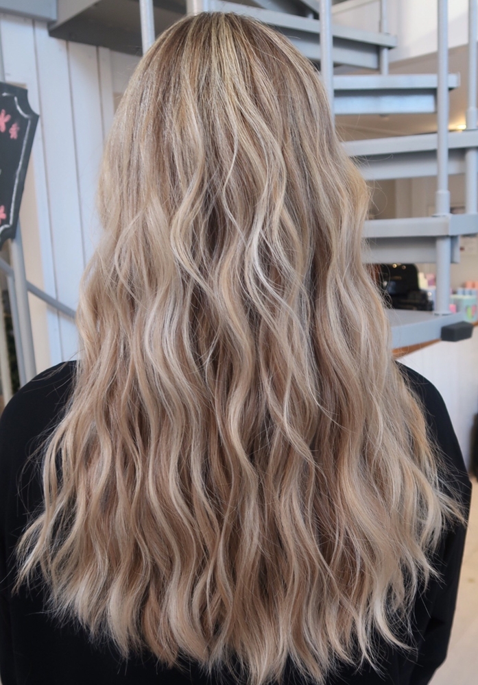 Balayage blond beach waves
