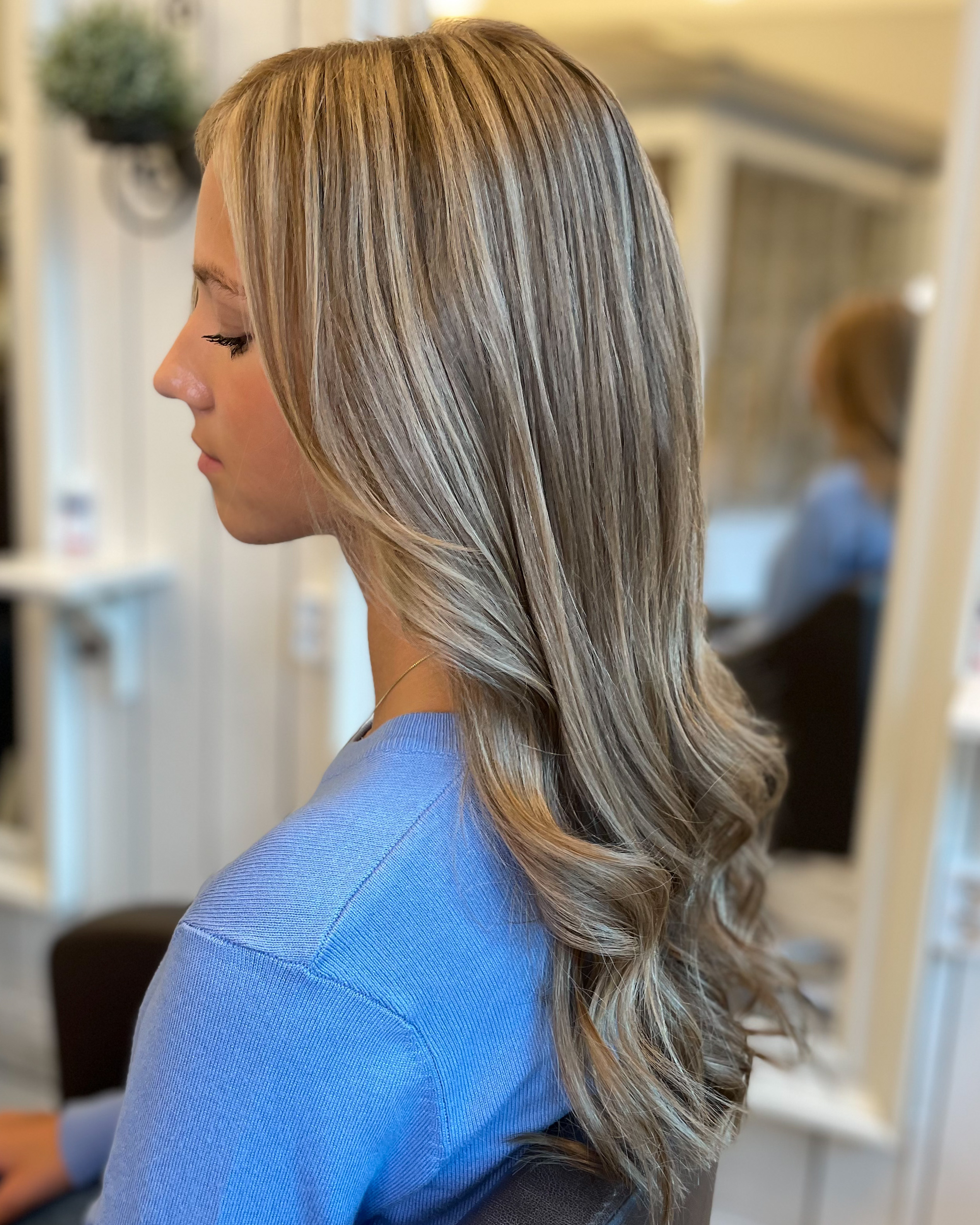 Ljusa slingor på ett ofärgat hår