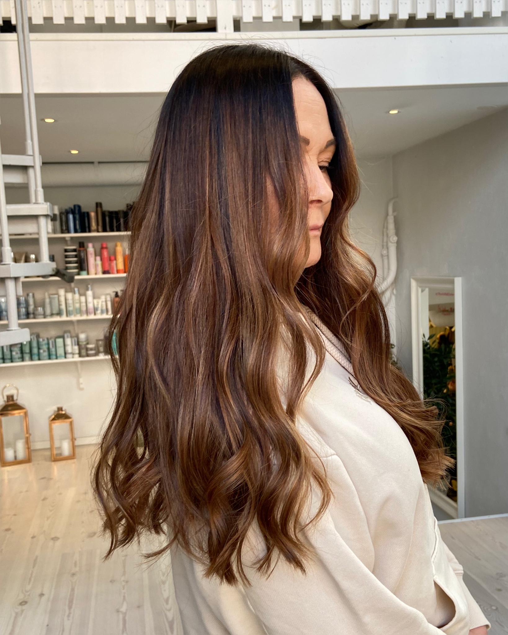 Brunhårfärg med ljusa slingor